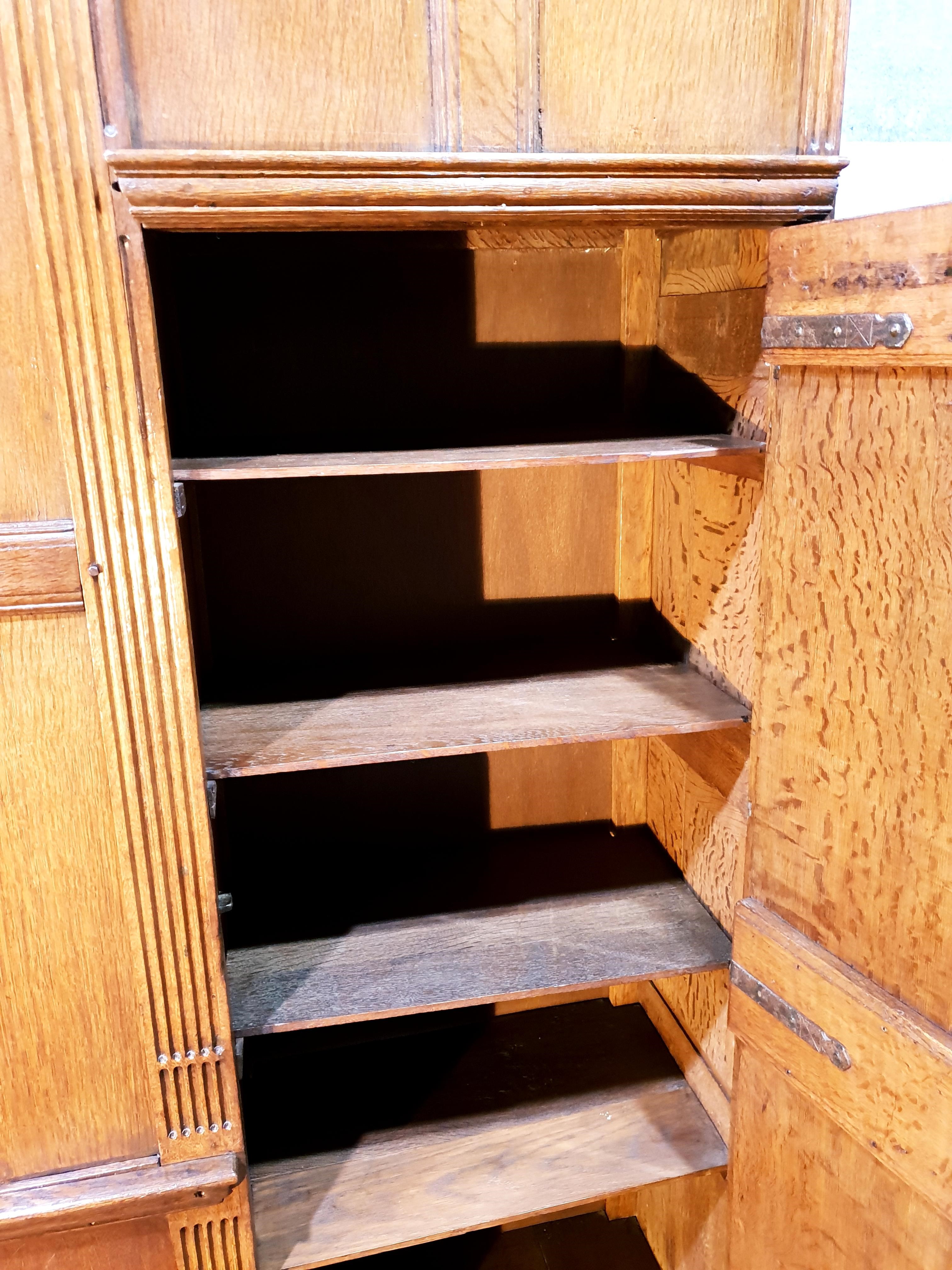 Miscellaneous: Dutch Antique wooden box-bed, early 17th century.